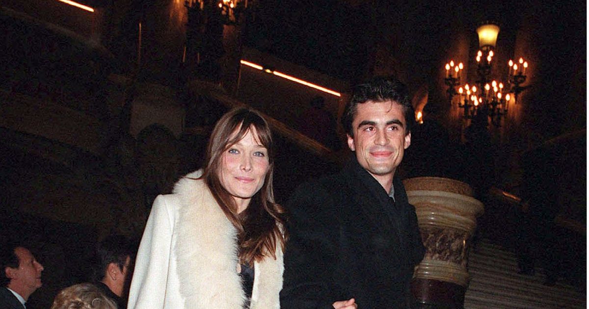 Carla Bruni et Raphaël Enthoven à Paris en 2002 pour la projection de ...