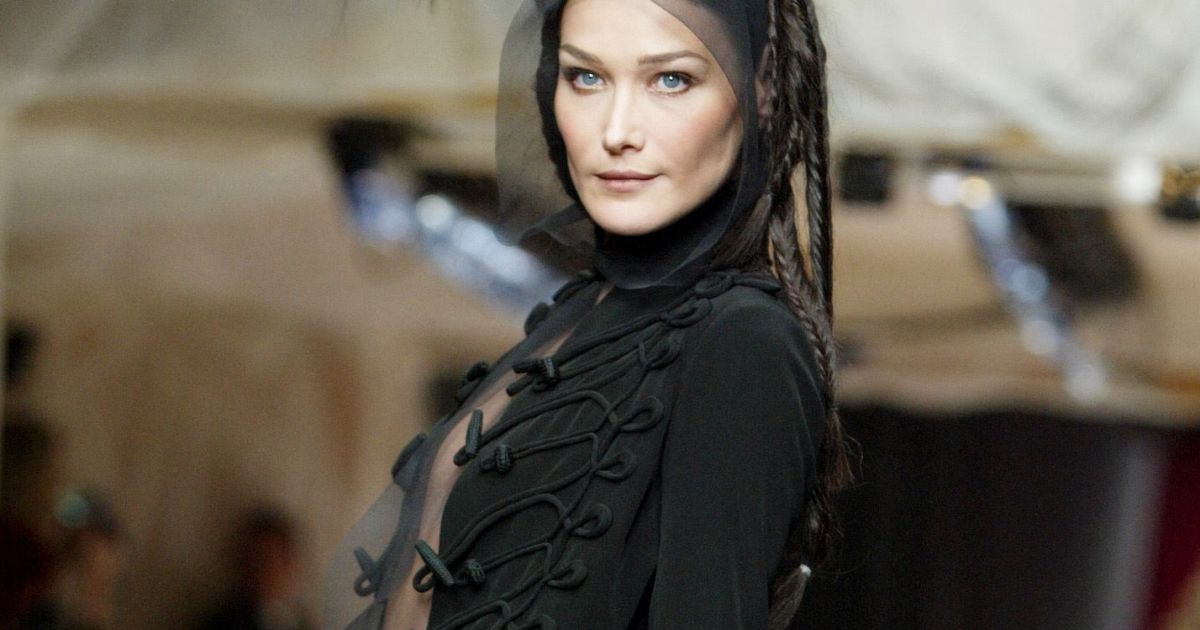 Carla Bruni défilant pour Jean Paul Gaultier en 2002 - Purepeople