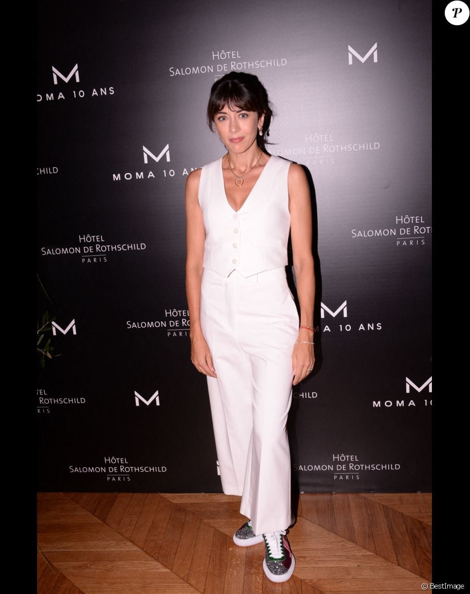 Nolwenn Leroy, main sur sa cuisse et robe soulevée par un humoriste ...