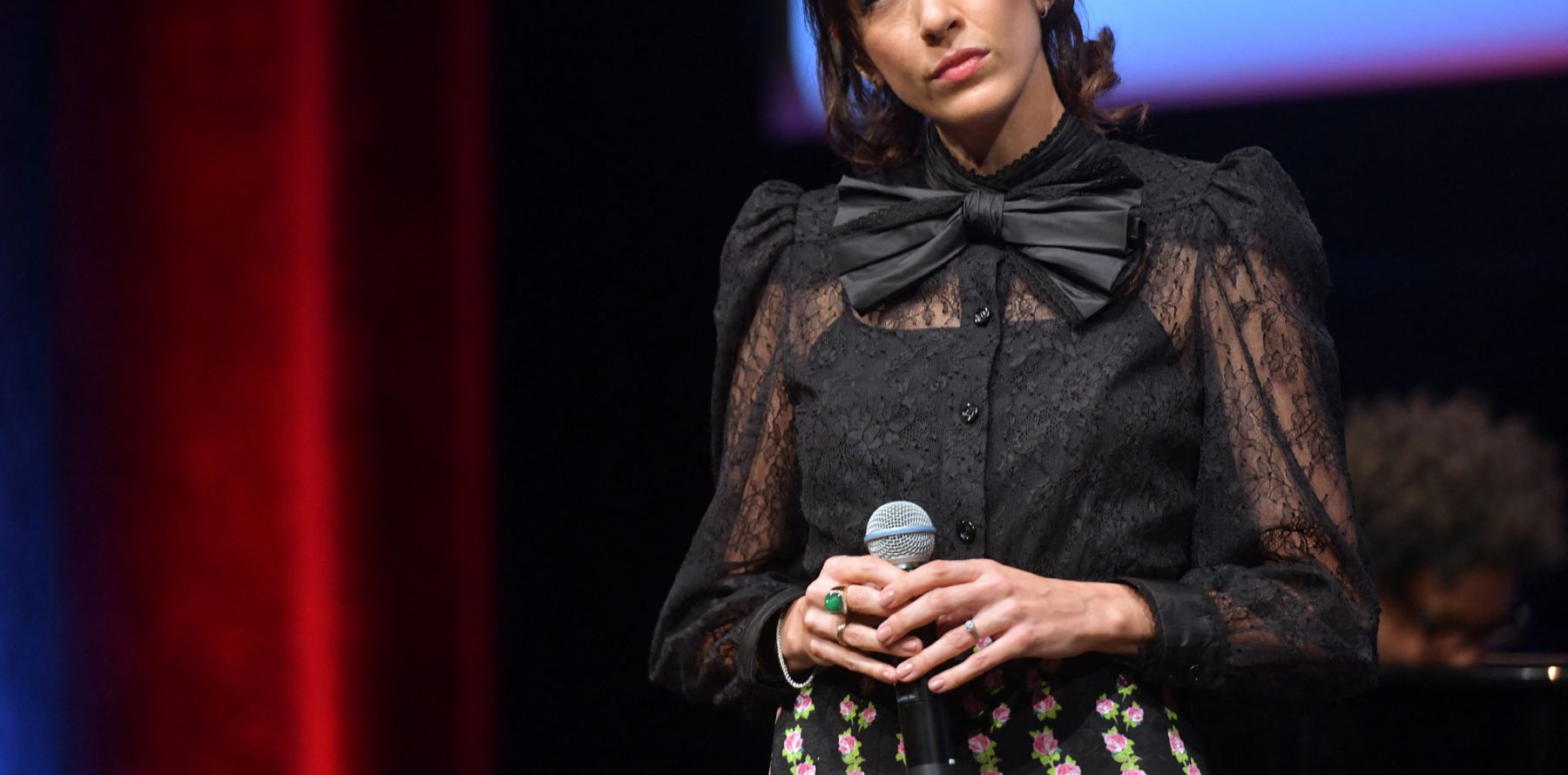Nolwenn Leroy, main sur sa cuisse et robe soulevée par un humoriste : il revient sur son geste ...