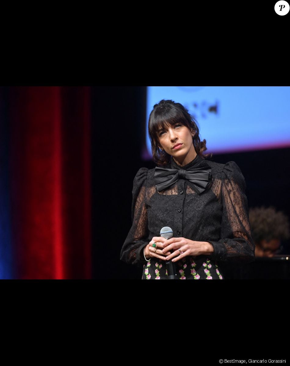 Nolwenn Leroy, main sur sa cuisse et robe soulevée par un humoriste ...