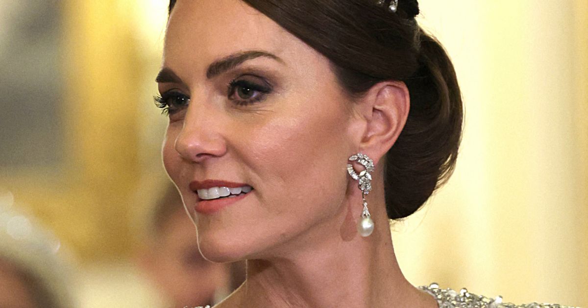 Catherine (Kate) Middleton, princesse de Galles (porte le diadème Lover ...