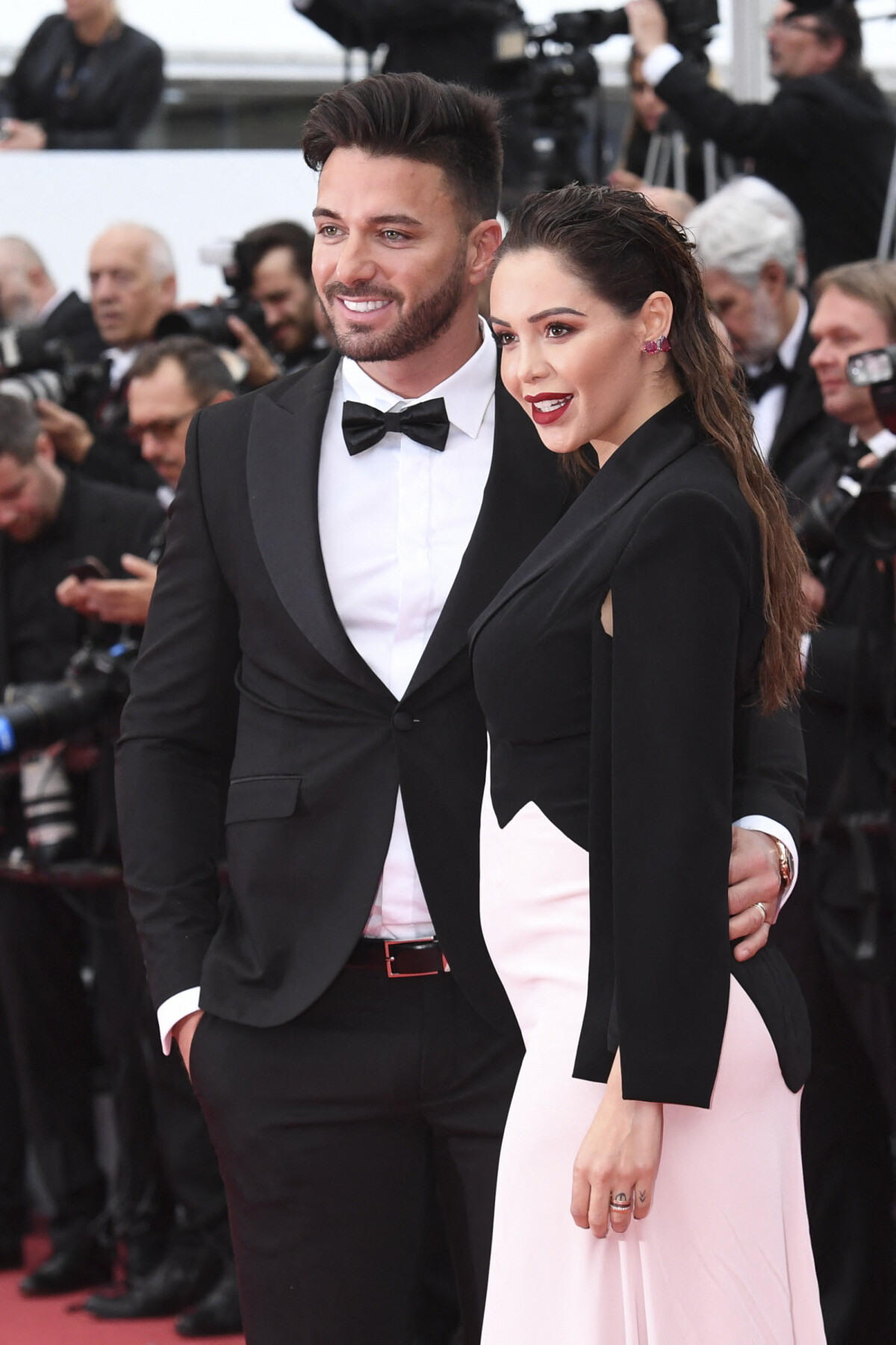 Photo : Nabilla Benattia (enceinte) et son mari Thomas Vergara - Montée des marches du film "A ...