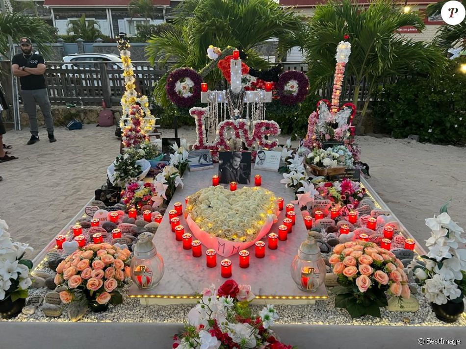 La tombe de Johnny Hallyday parfaitement décorée au cimetière de ...