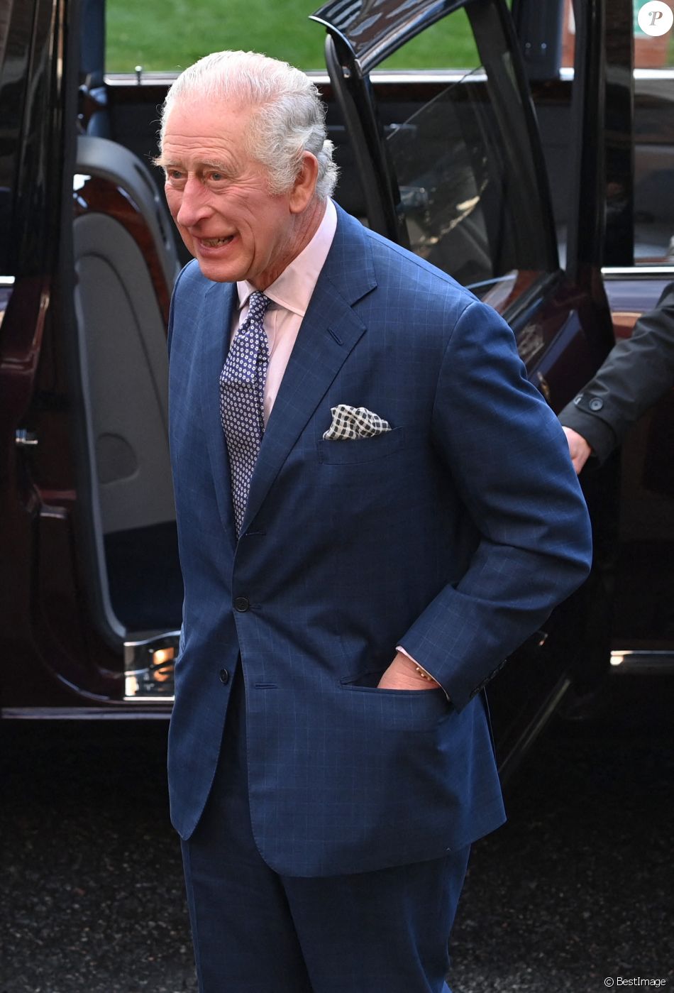 Le roi Charles III d'Angleterre, rencontre le personnel et les ...