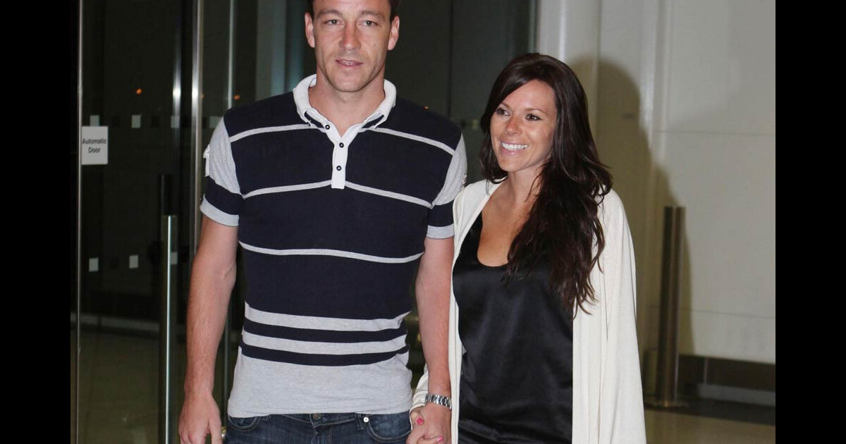 John Terry : Sa femme, tout sourire, lui pardonne ses infidélités, le ...