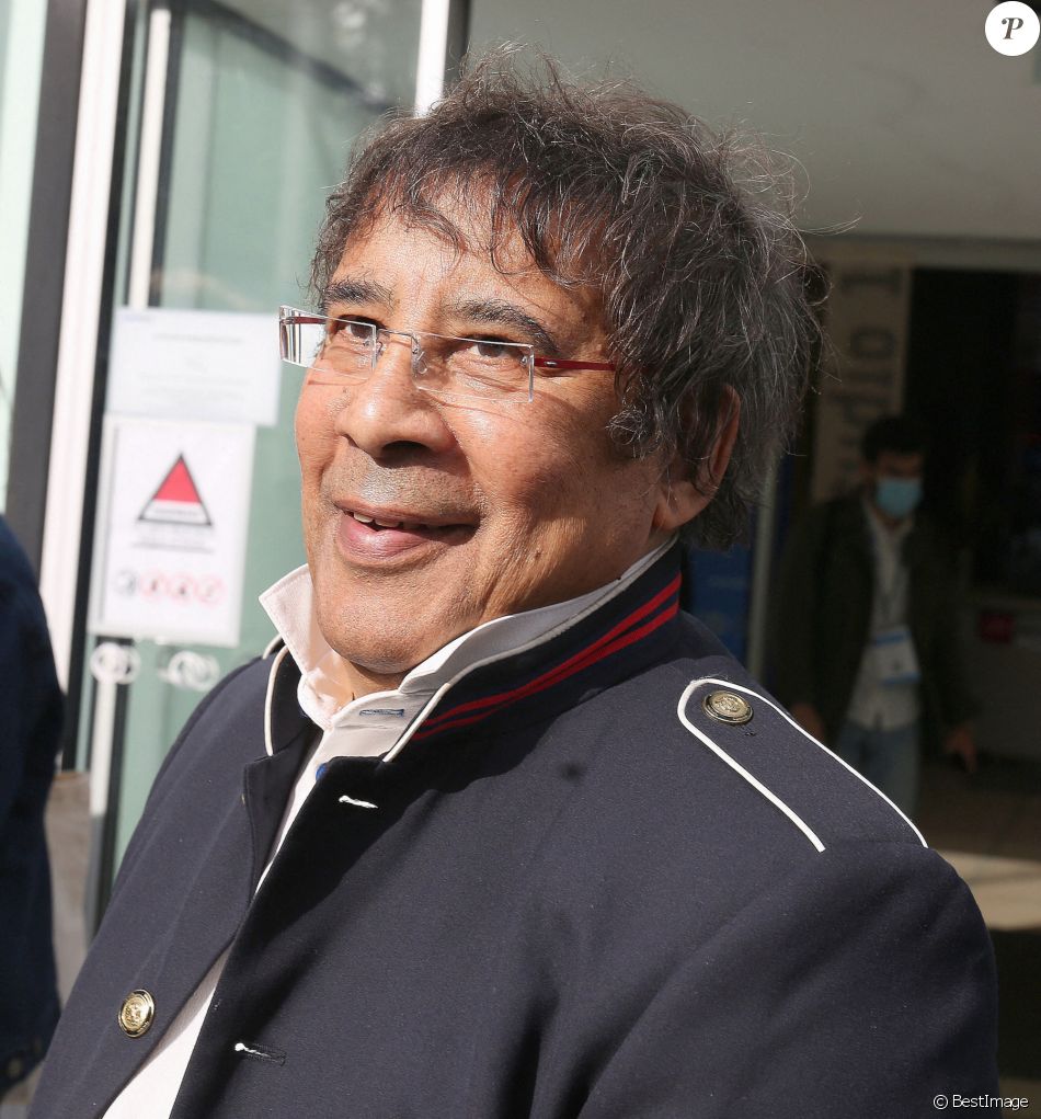 Exclusif - Laurent Voulzy à la sortie des studios de Radio France à ...