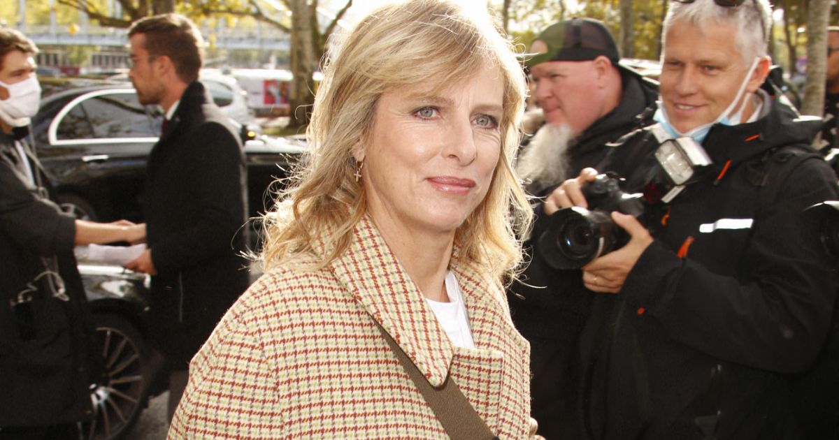 Karin Viard - Défilé Lacoste collection Printemps-Eté 2022 lors de la ...