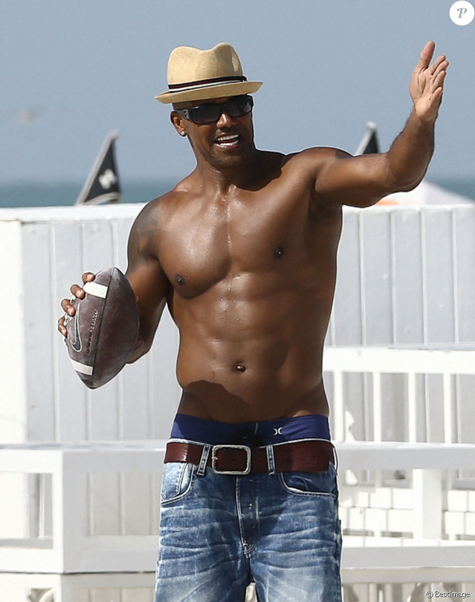Exclusif - Shemar Moore joue au football américain sur la plage à Miami, le 2 juillet 2015 ...