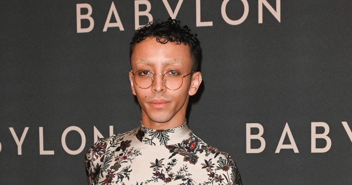 Bilal Hassani à la première du film Babylon au cinéma Le Grand Rex à ...