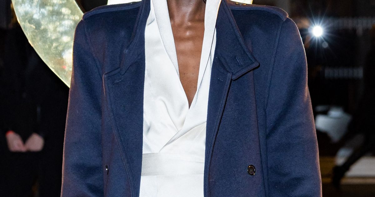 Alek Wek - Défilé Saint Laurent Homme Automne-Hiver 2023-2024 lors de ...