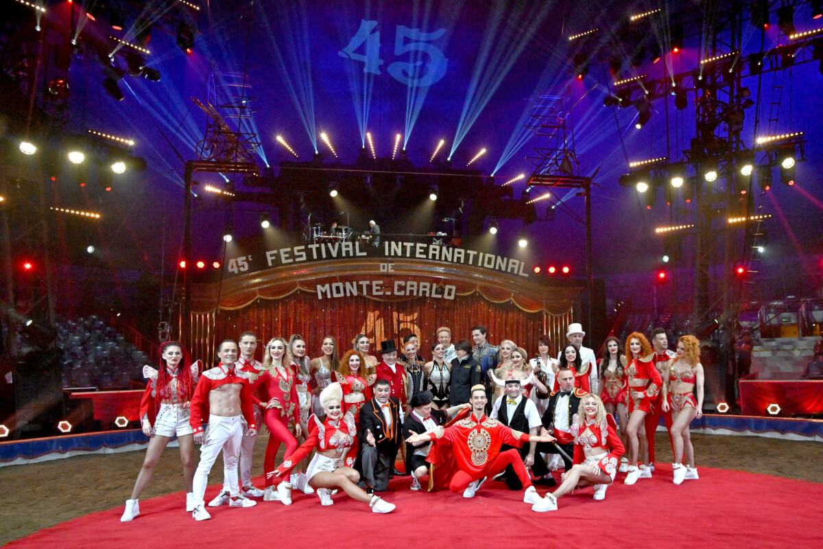 Photo : La princesse Stéphanie de Monaco a posé entourée par Elisa ...