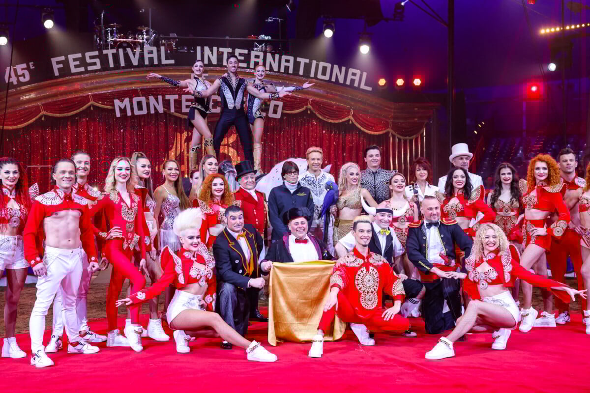 Photo : La princesse Stéphanie de Monaco a posé entourée par Elisa ...