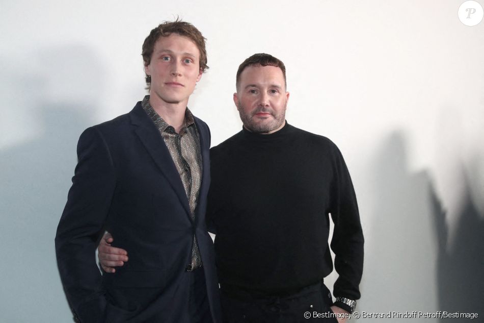 George MacKay et Kim Jones posent backstage après le défilé - Greeting ...