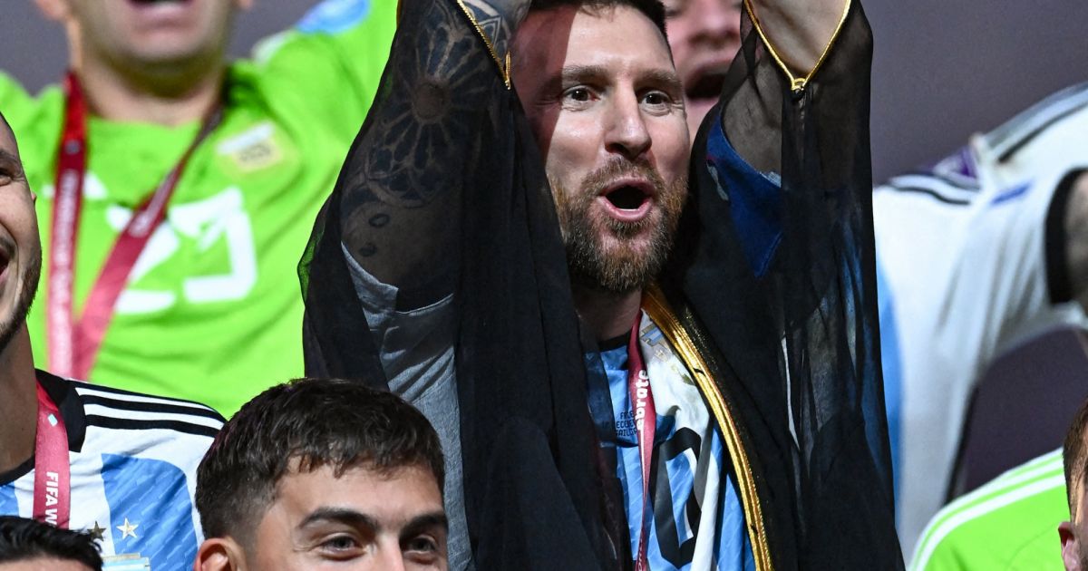 Lionel Messi (meilleur joueur de la Coupe du monde 2022) avec la coupe du Monde - Remise du ...