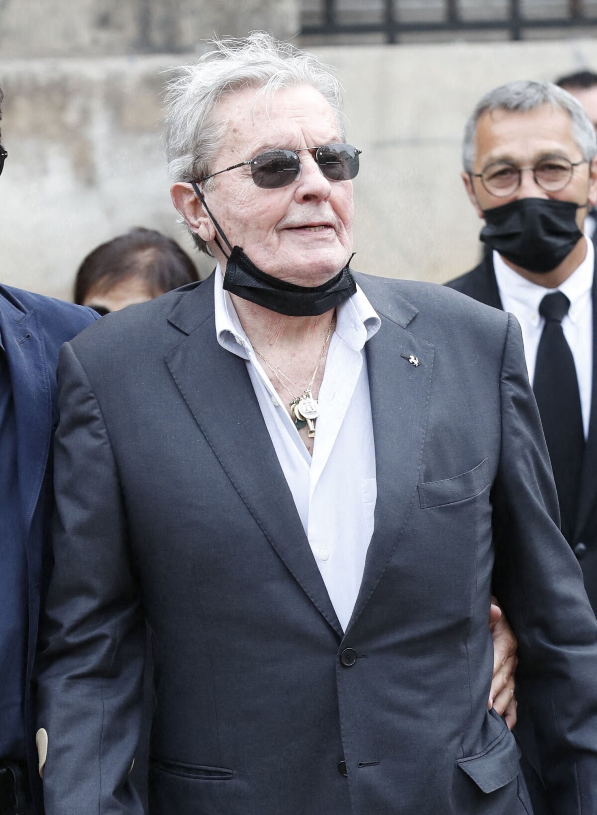 Photo : Alain Delon - Obsèques de Jean-Paul Belmondo en en l'église ...