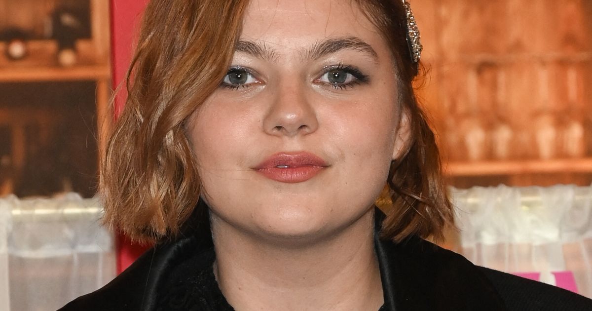 Louane - Avant-première du film Netflix Emily in Paris saison 3 au ...