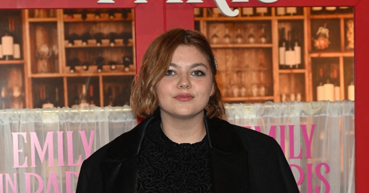 Louane - Avant-première du film Netflix Emily in Paris saison 3 au ...