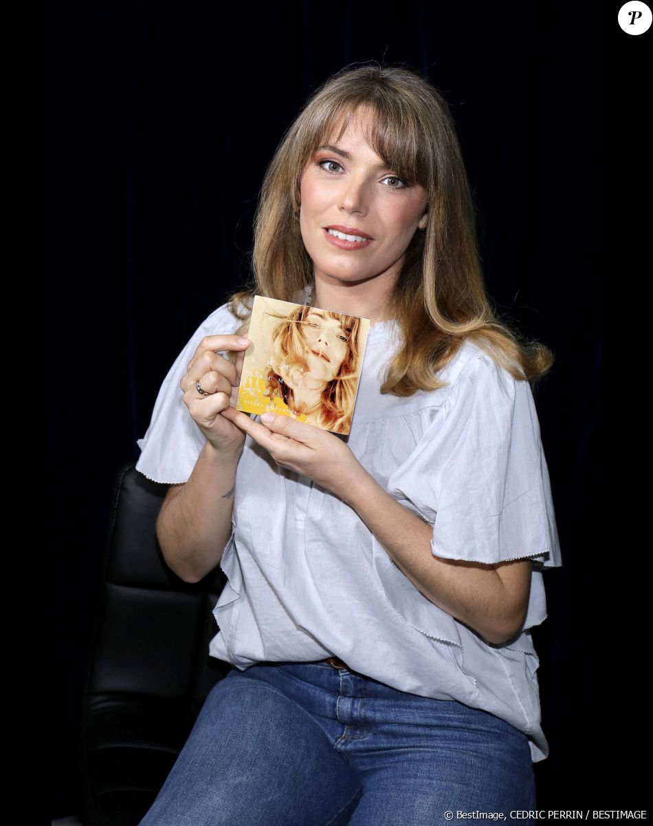 Emma Daumas émue par sa fille Valentine, une jolie blonde comme elle ...