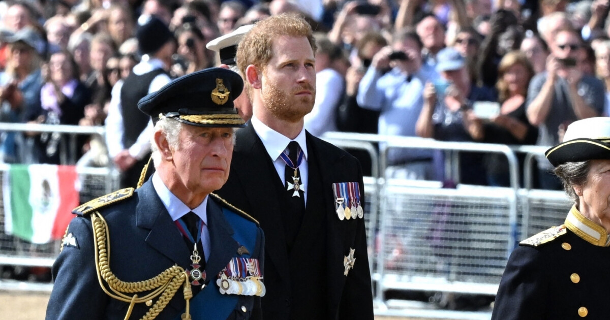 Charles III : Harry et Meghan invités à son couronnement... malgré leur ...