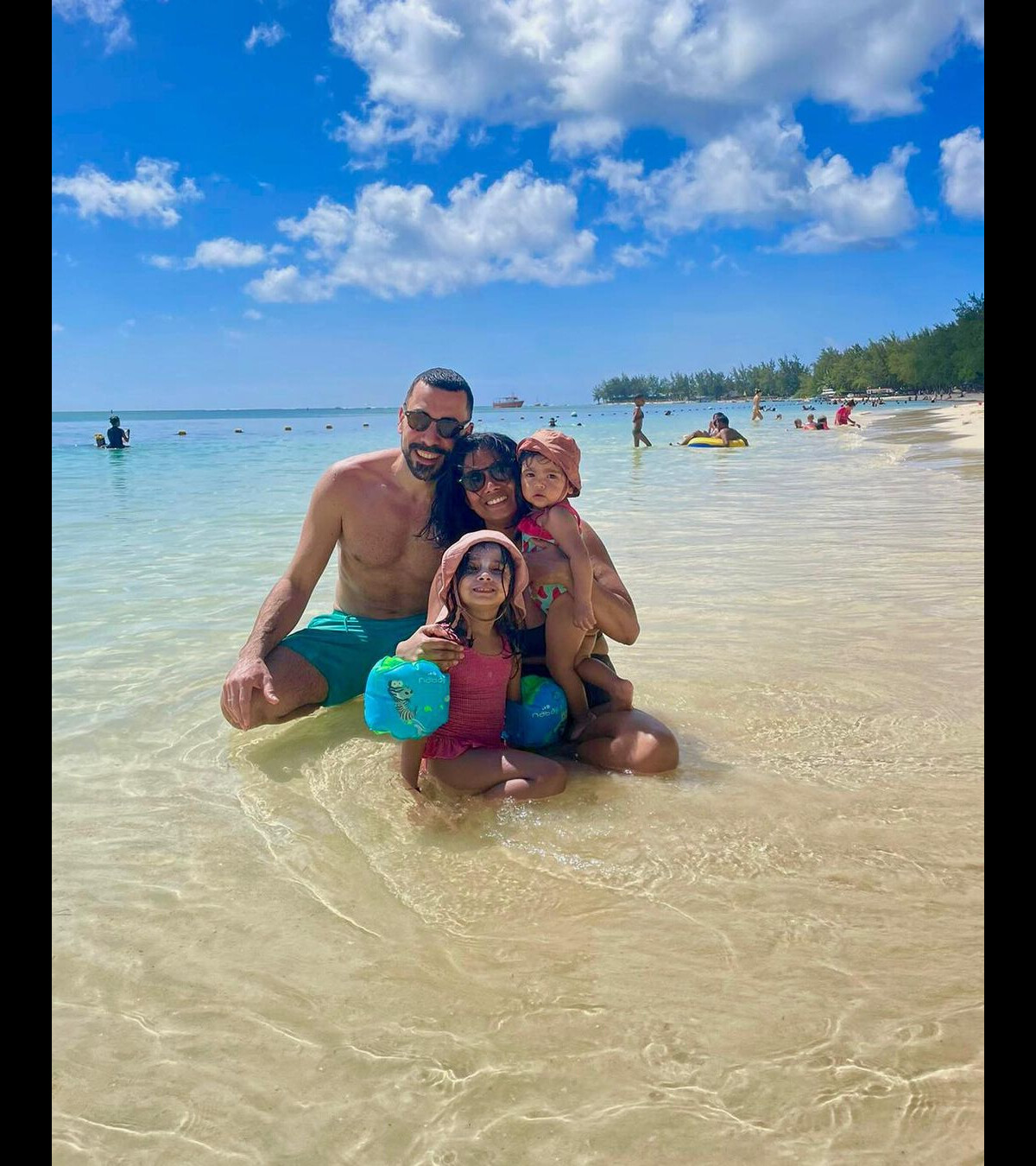 Photo : Toan et sa petite famille : sa femme Deepa et ses filles ...