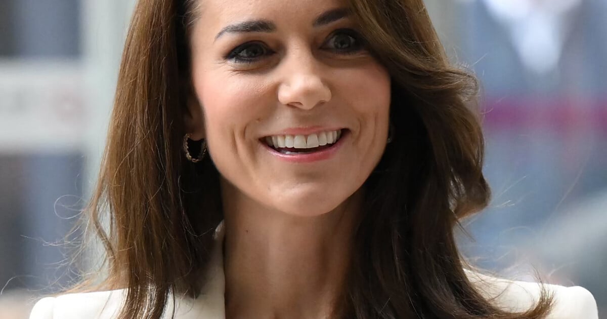 Kate Middleton angélique : bijoux et veste de luxe pour une visite ...