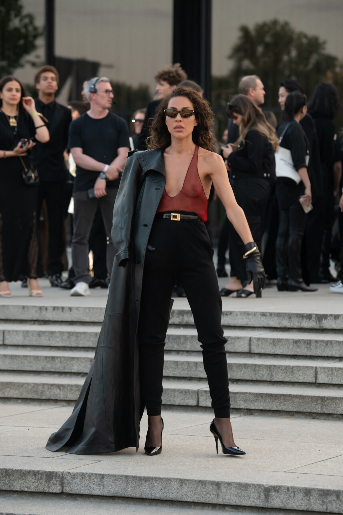 Photo : Ines Loan Rau au défilé Summer 2024 Saint-Laurent intitulé ...