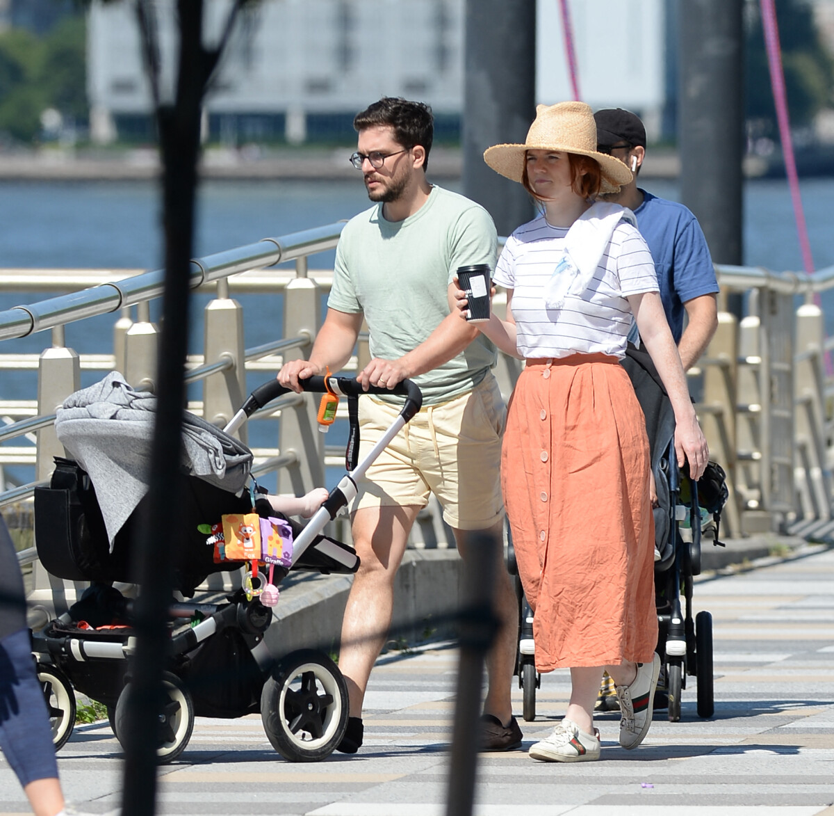 Photo : Exclusif - Kit Harington et sa femme Rose Leslie se promènent ...