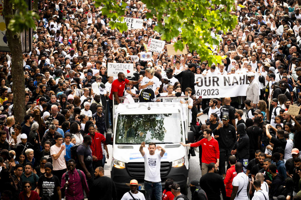 Photo : Mounia, la mère de Nahel en ouverture de cortège sur le camion ...