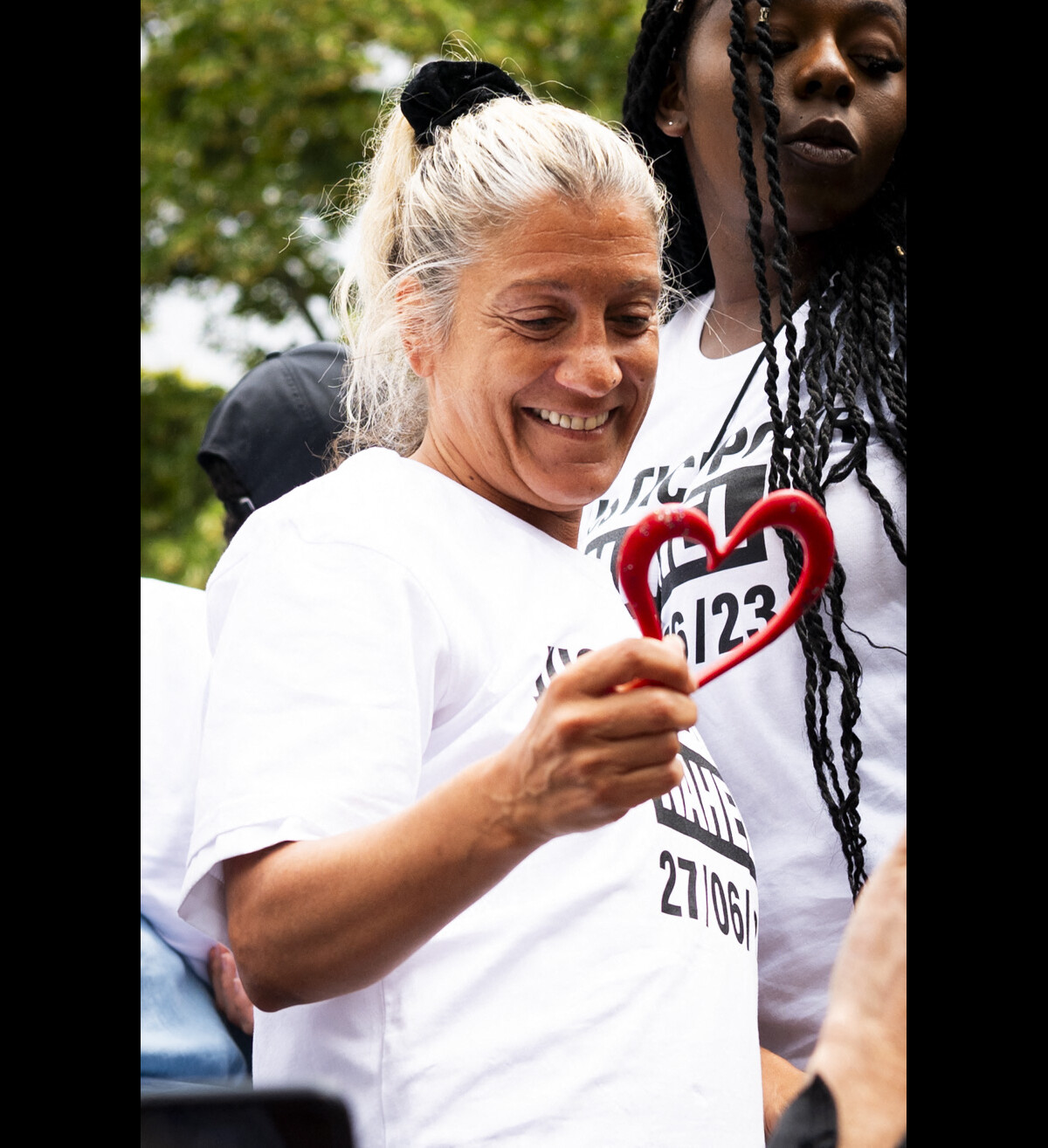 Photo : Mounia, la mère de Nahel en ouverture de cortège sur le camion ...