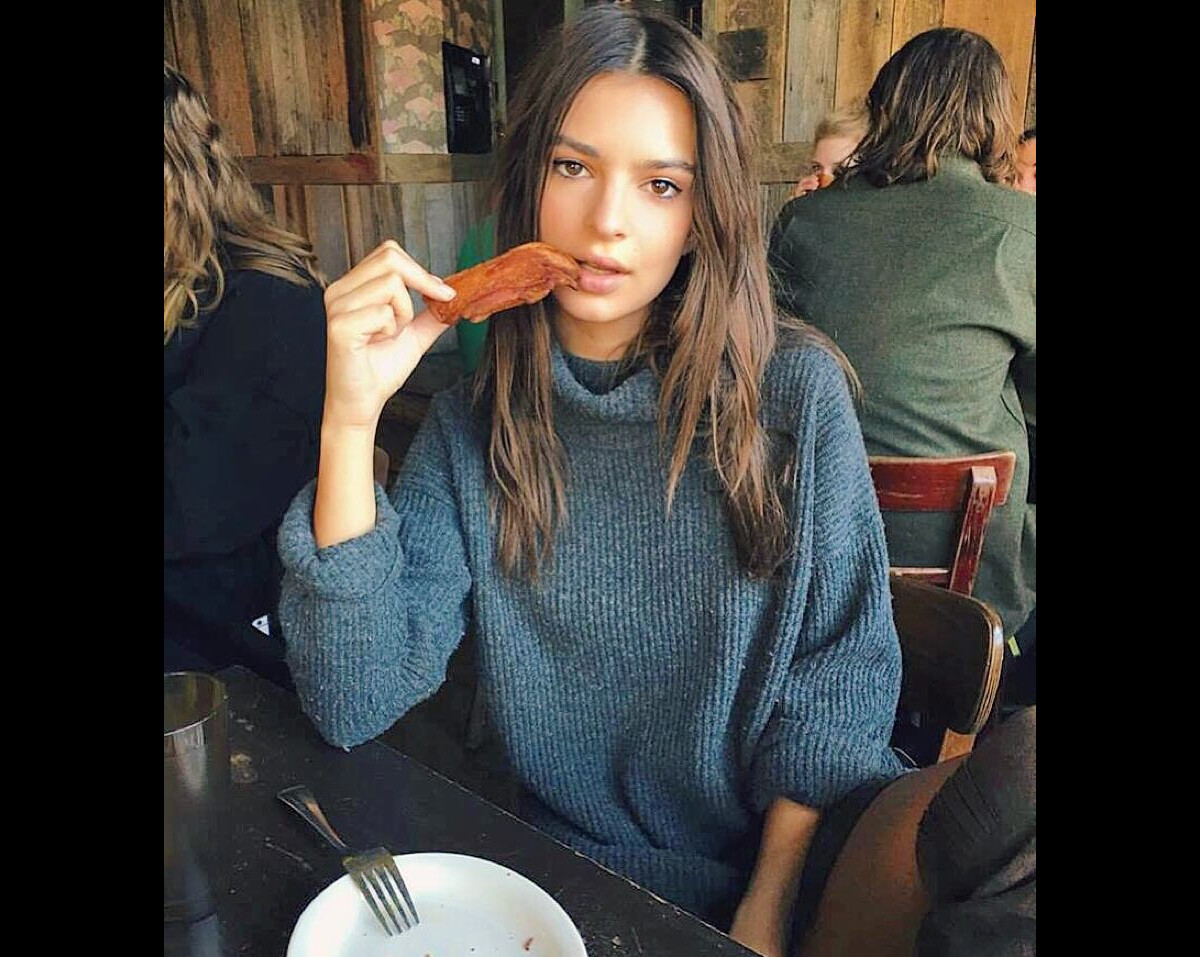 Photo : Emily Ratajkowski en train de manger du bacon - Purepeople