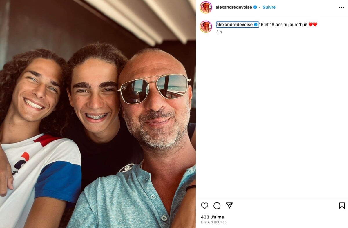 Photo : Face caméra, le trio pose tout sourire ! Le regard rieur comme ...