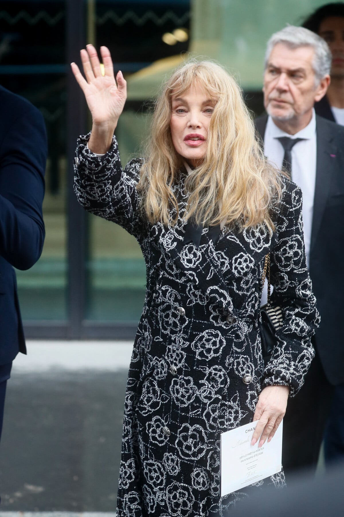 Photo : Arielle Dombasle - Personnalités au défilé de mode Chanel ...