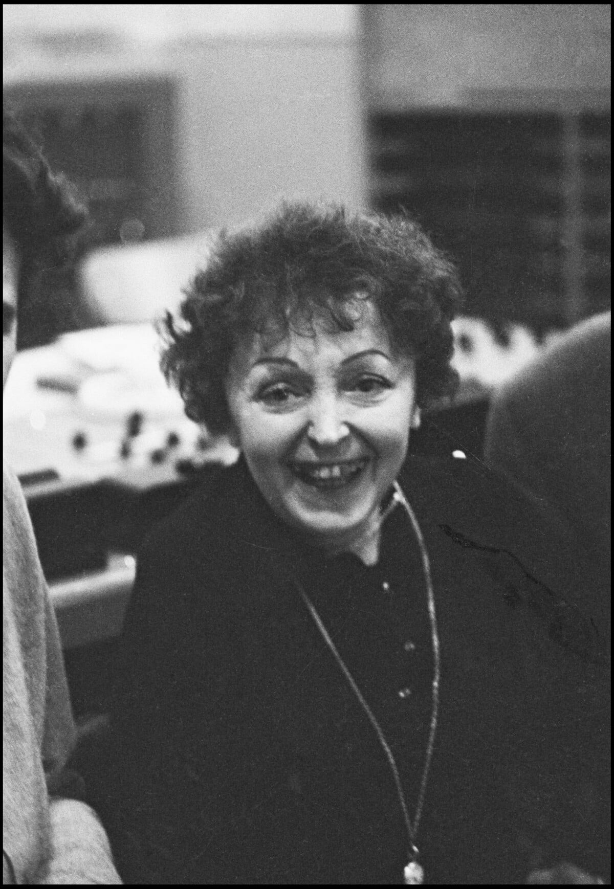Photo : Édith Piaf en studio à Paris, 1963. - Purepeople