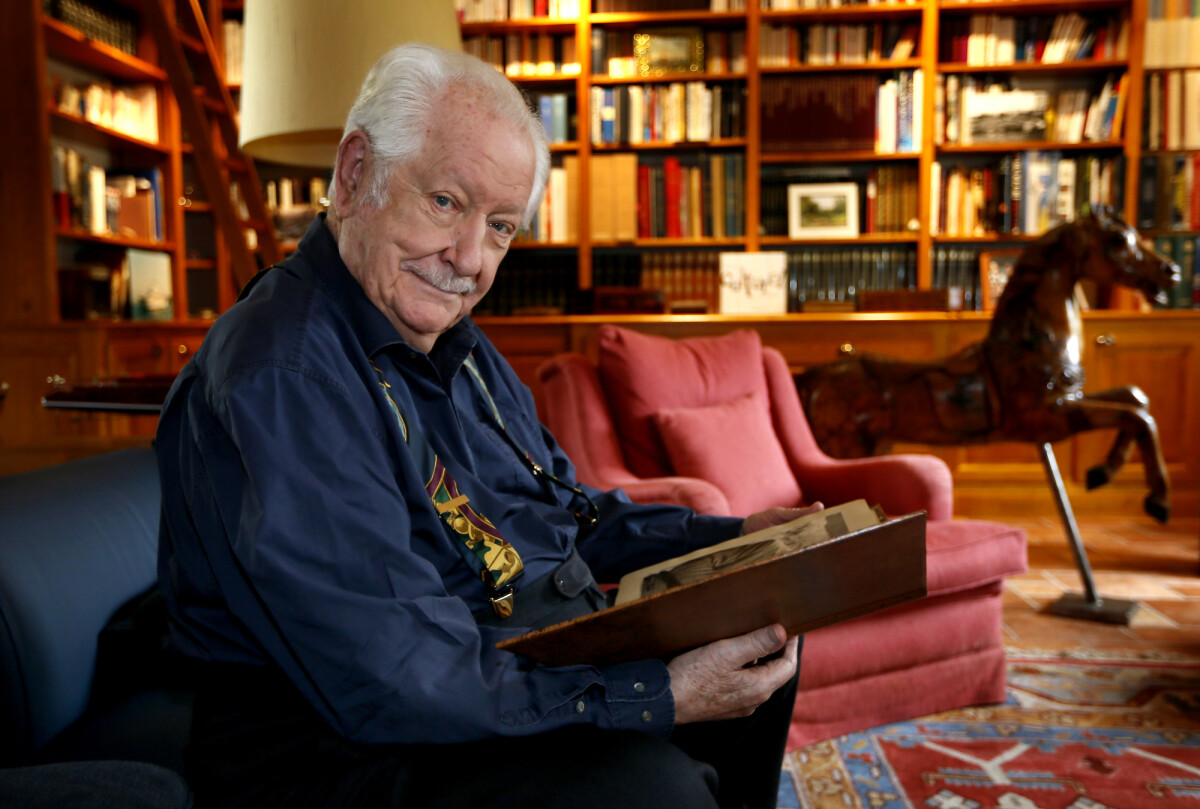 Photo : Pierre Bellemare pose dans sa maison de campagne près de ...