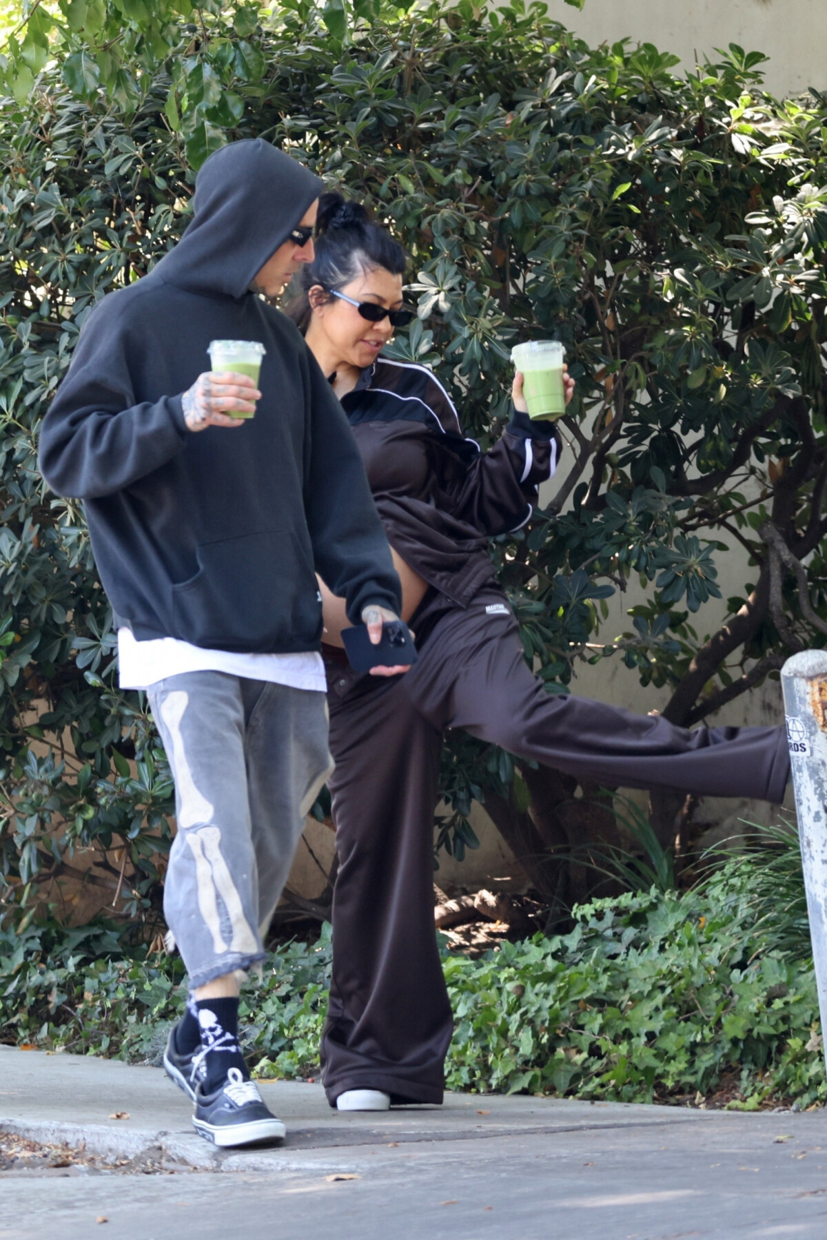 Photo : Exclusif - Kourtney Kardashian, enceinte, et son mari Travis ...