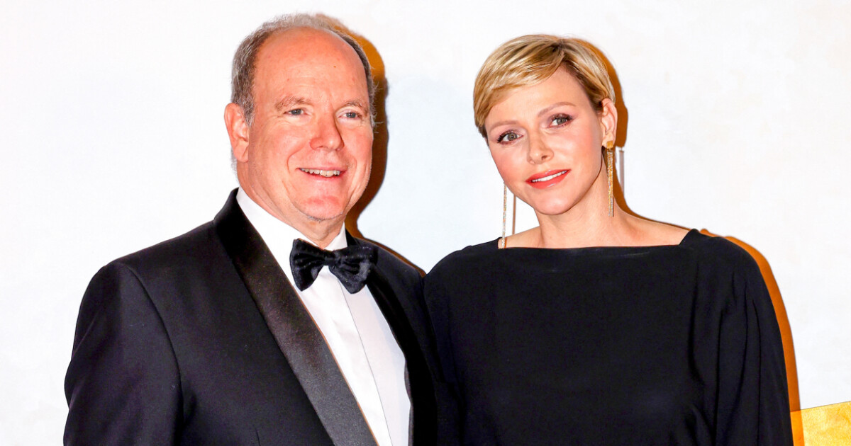 Charlene de Monaco : Robe en laine et "armée" au bras d'Albert ...
