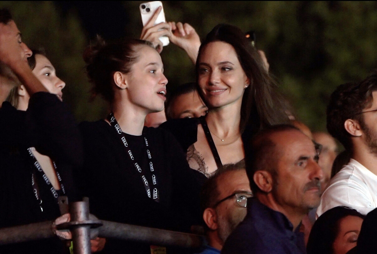 Photo : Si elle apparaît rayonnante, elle cache des blessures profondes ...