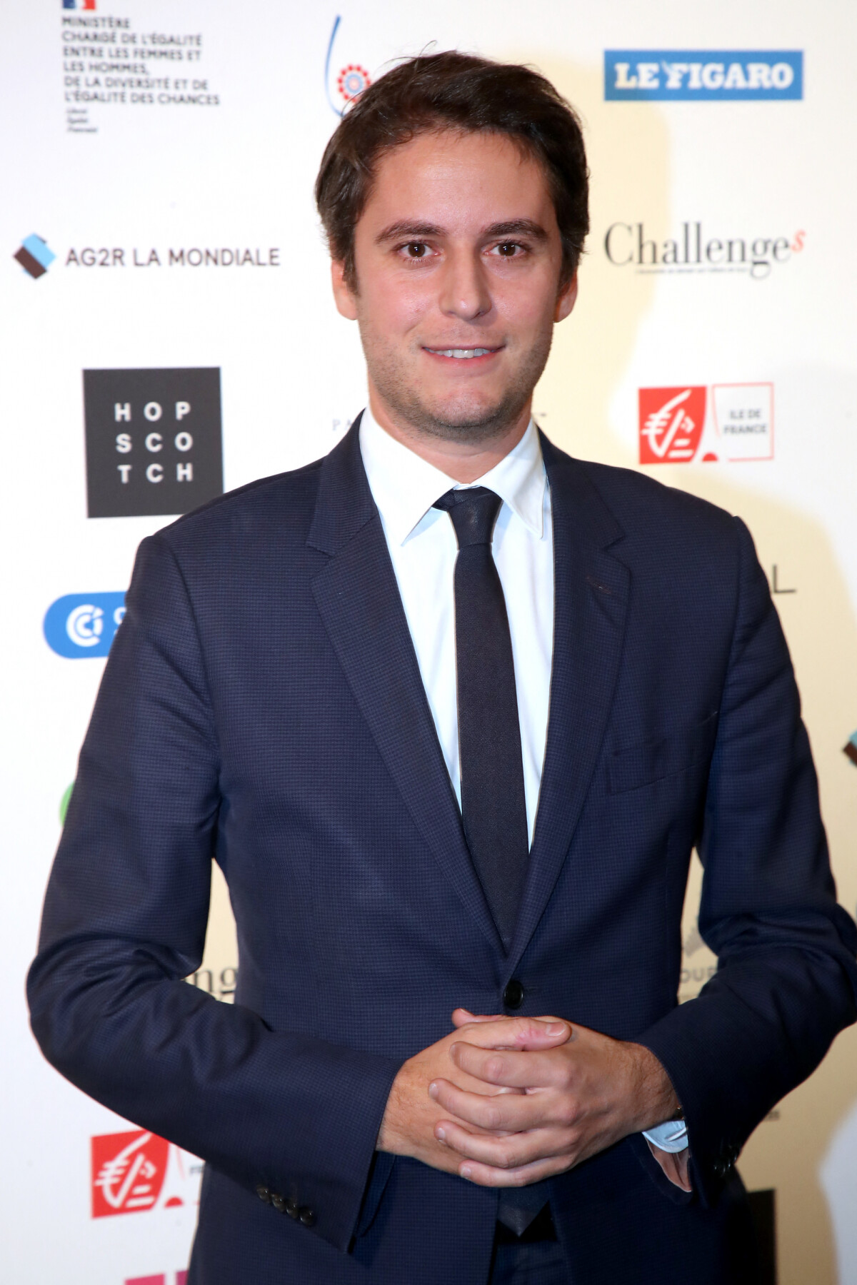 Vidéo : PHOTOS Gabriel Attal entouré de femmes d'influence, Anne-Claire ...