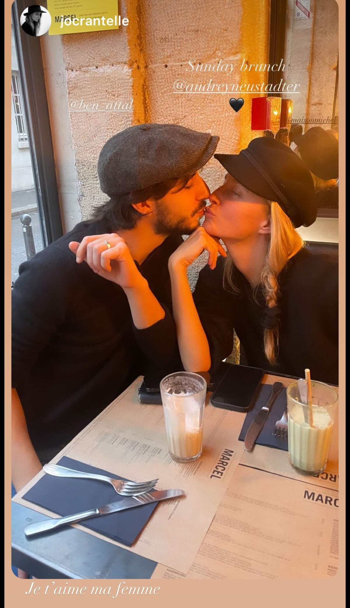 Photo : Fou amoureux, tous les deux ont échangé plusieurs bisous sur ...