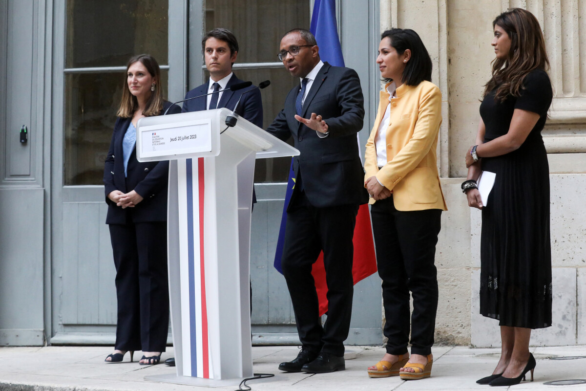 Photo : Passation de pouvoir entre le ministre sortant de l'éducation ...