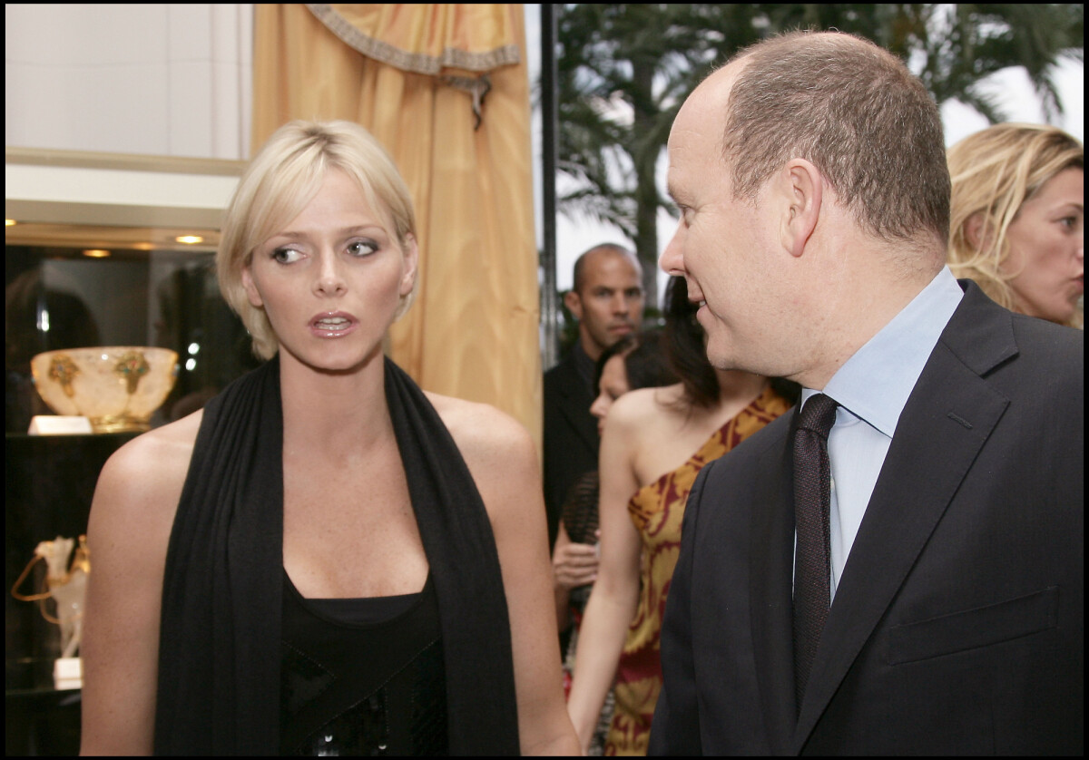 Photo : Prince Albert II de Monaco accompagne par son amie Charlene ...