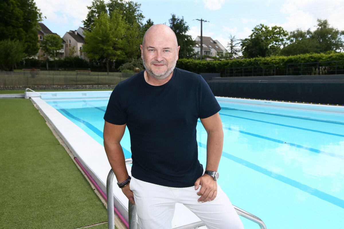 Photo : Exclusif - Sébastien Cauet pose au bord de la piscine ...