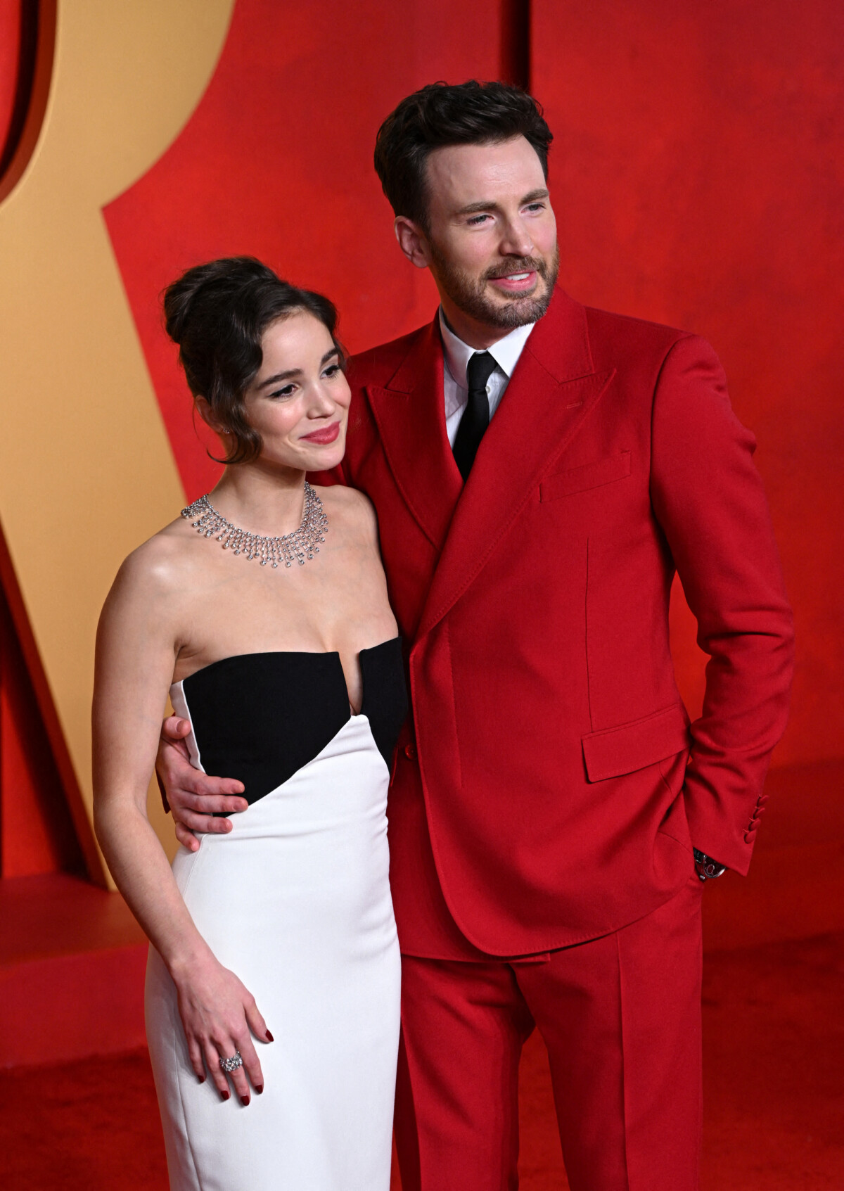 Photo : L'acteur portait un sublime costume rouge Dolce & Gabbana ...