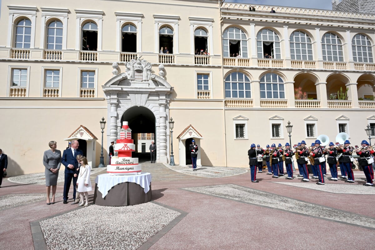 Photo : Devant un immense gâteau. Le prince Albert II de Monaco fête ...