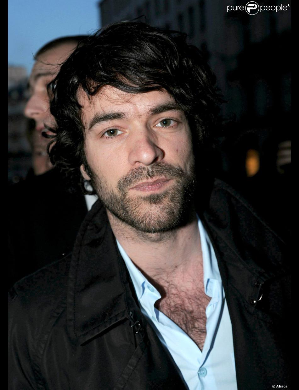 Romain Duris arrive dans les studios d'Europe 1 le 16 mars 2010 ...