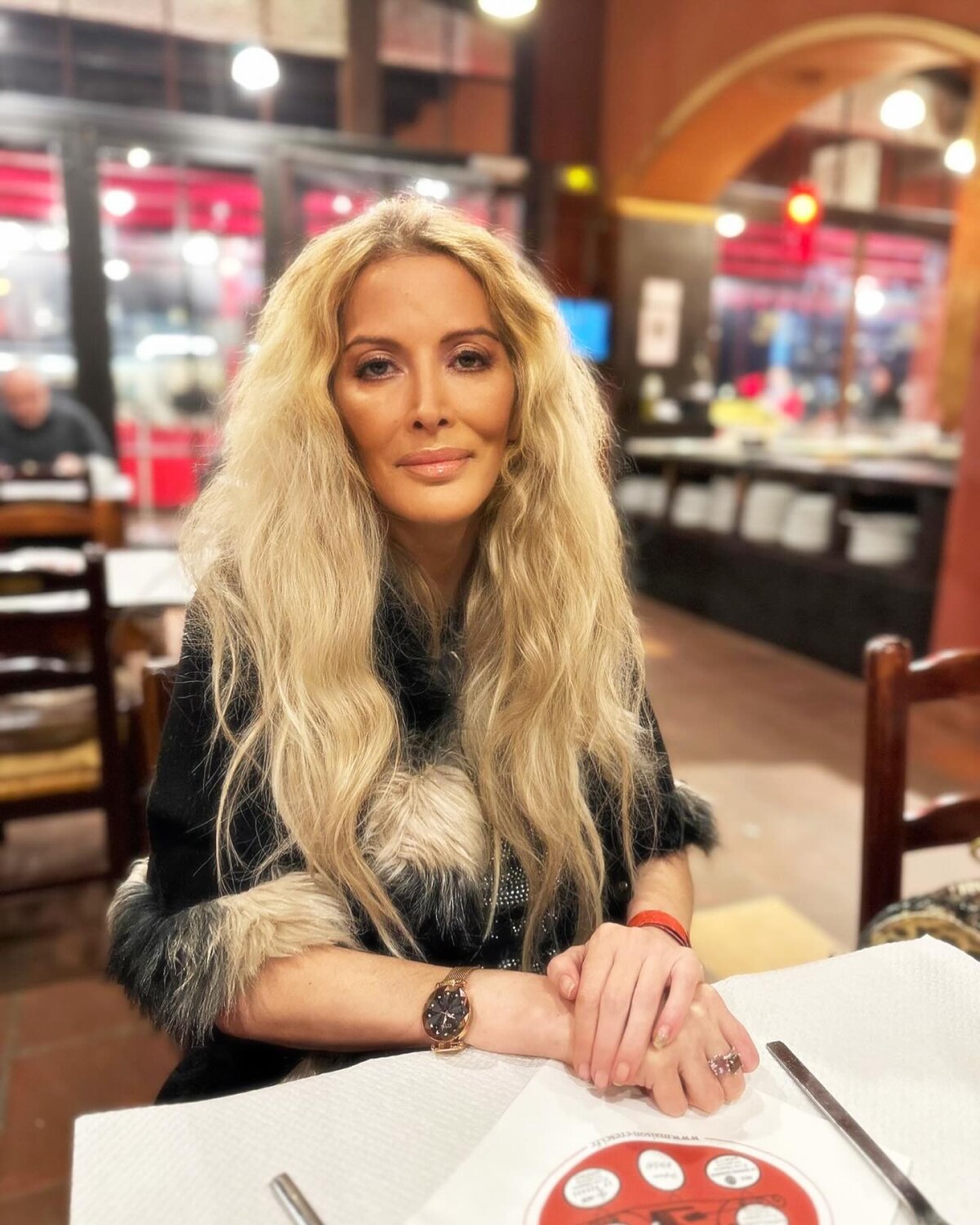 Photo : Loana a publié une photo d'elle dans un restaurant de Cannes ...