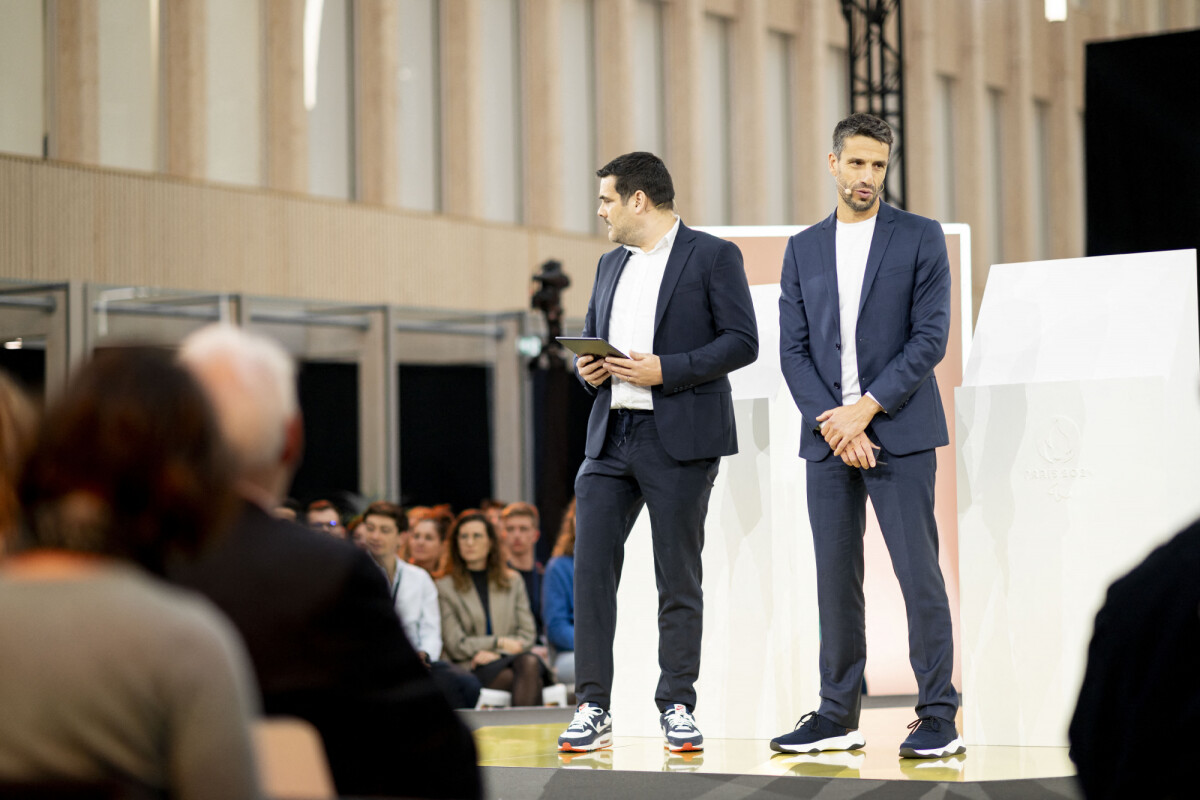 Photo : Matthieu Lartot et Tony Estanguet lors du dévoilement des médailles des Jeux olympiques ...