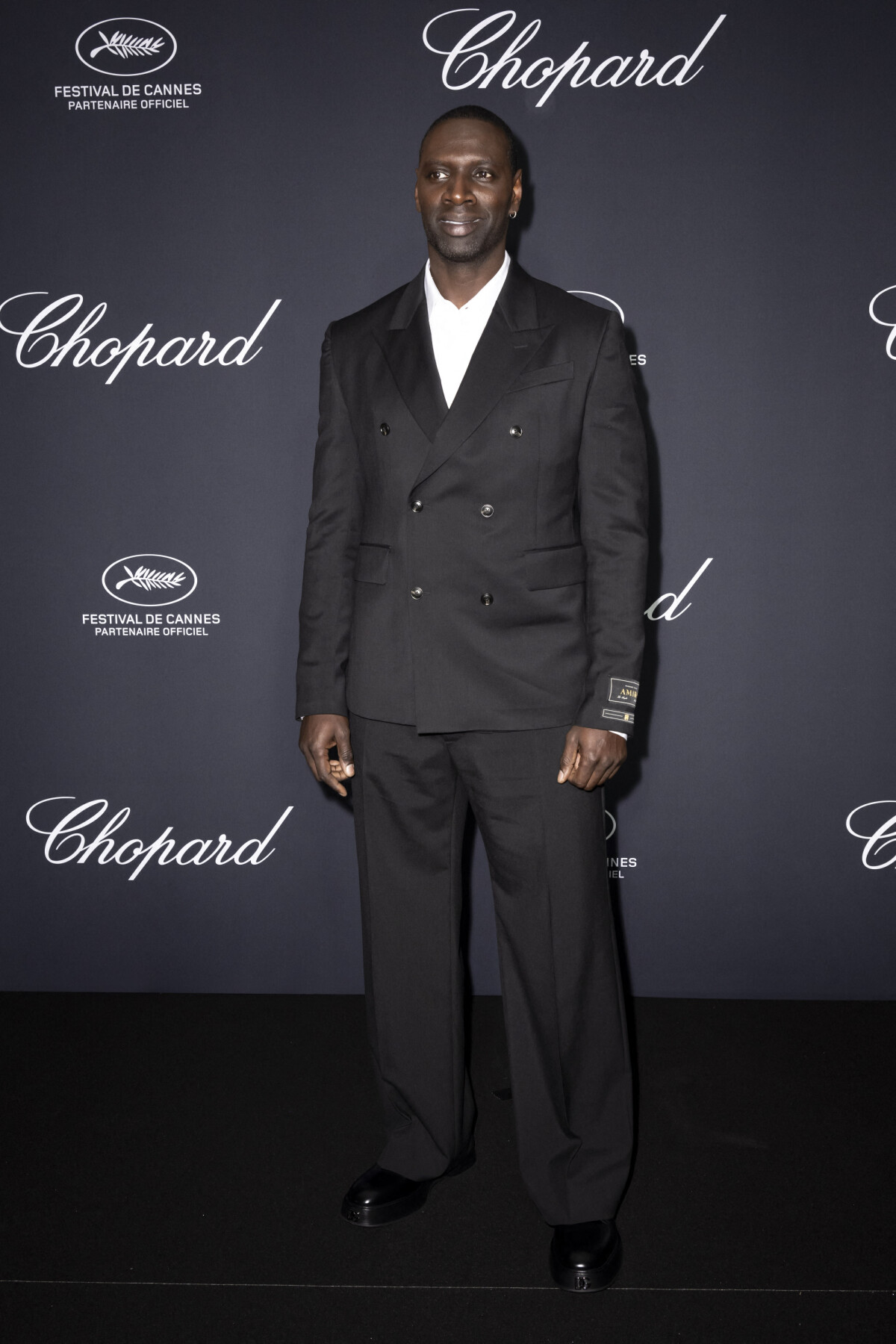 Photo : Omar Sy portait un élégant costume noir Omar Sy - Photocall du ...
