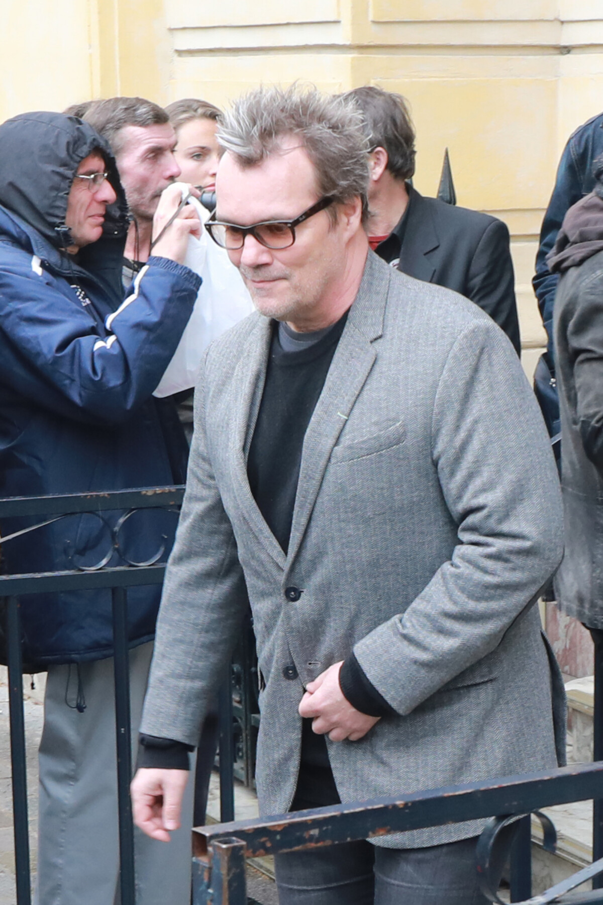 Photo : Axel Bauer à la sortie de l'hommage à Jacques Higelin au Cirque ...